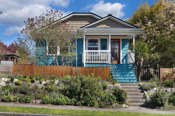Charming Bungalow In Ballard With Large Backyard - Pinehurst - Seattle