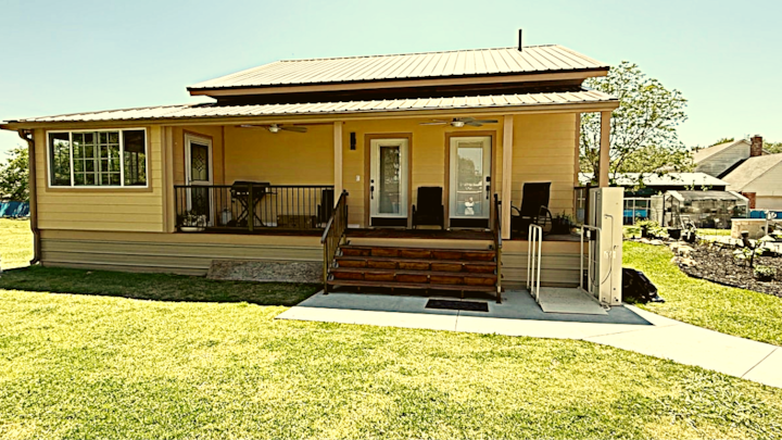 Cajuncasa-a Texas Touch Of The French Quarter - Waxahachie, TX