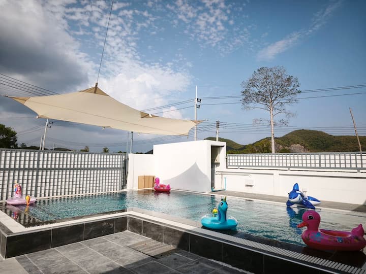 Sky Hill Poll Villa Sattahip, Cozy Quite Private - Rayong