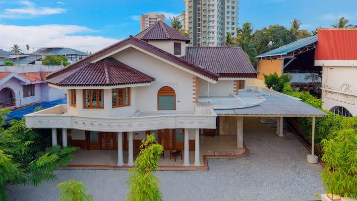 5 Bhk Mansion W/ Pvt Pool, Theatre, Garden & Lift - Cochín
