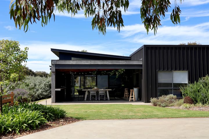 'Harold's On The Hill' • Tranquil Family Retreat - Australia