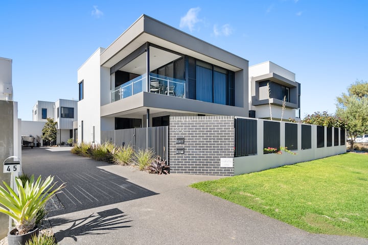 Modern Coastal Townhouse – Beach & Marina Views - Busselton