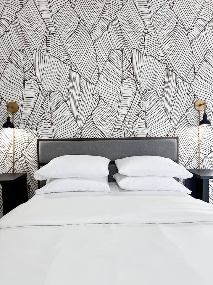 Urban Modern Studio Apartment- Pool, 24/7 Security - Kingston