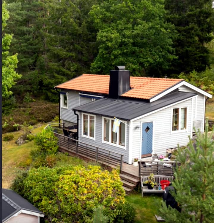 Mysigt Hus Nära Vatten Med Brygga & Altan - Borensberg