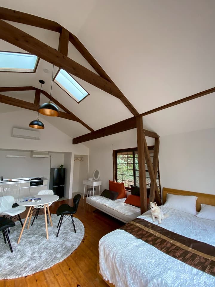 森のコテージです。施設内に三軒のコテージ、レストラン、ドッグランがあります - Kurume