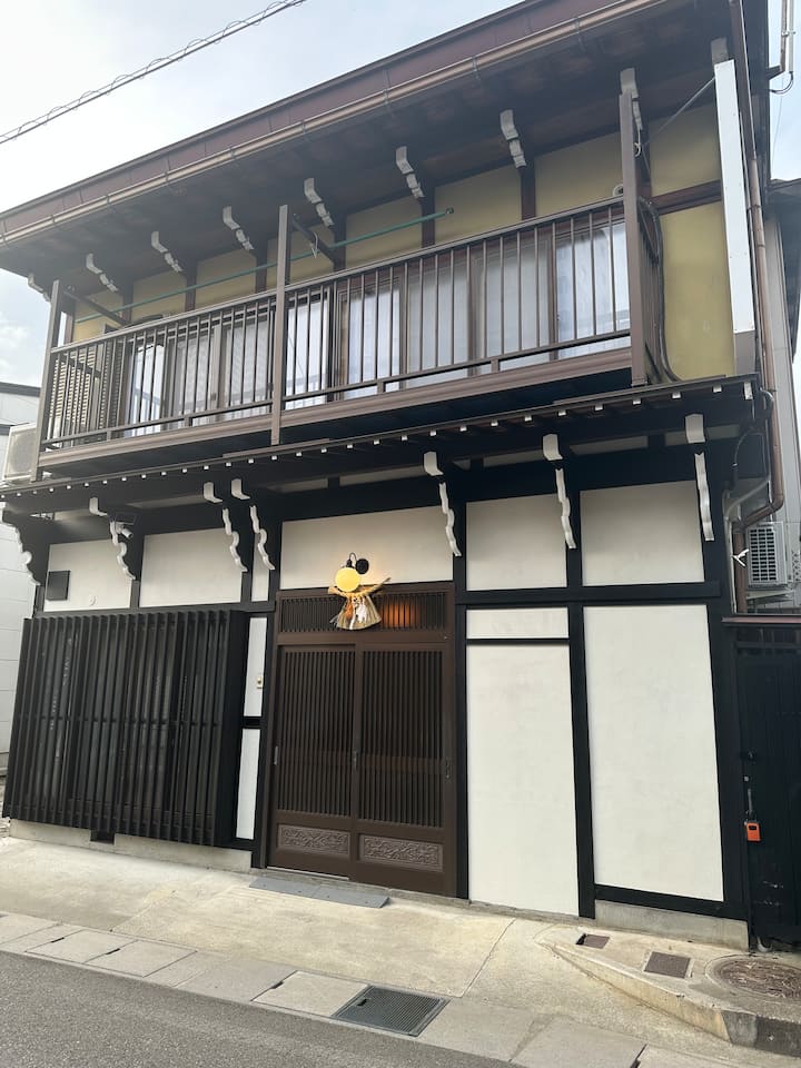 Yui Inn-a Warm Light Bringing People Togther - Takayama