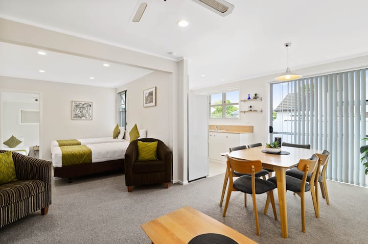 Hot Tub, Outdoor Deck Area And Easy Walk To Town - Rotorua