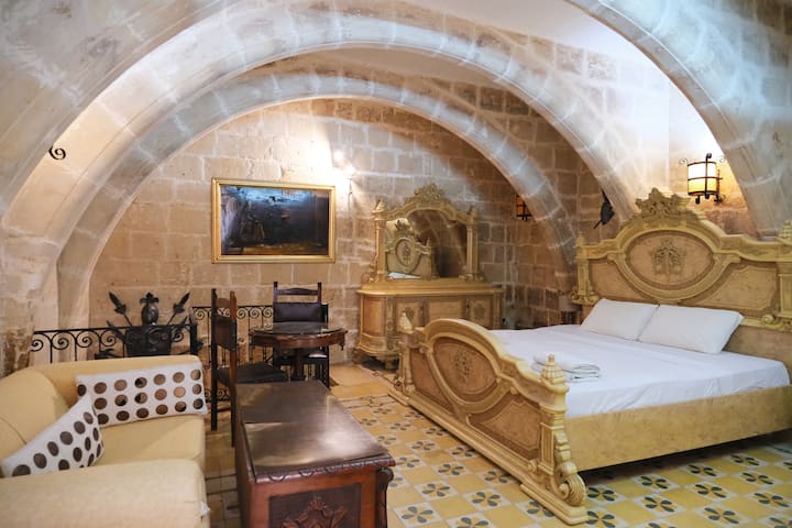 Knightly Maltese Maisonette In Valletta Centre - Valletta