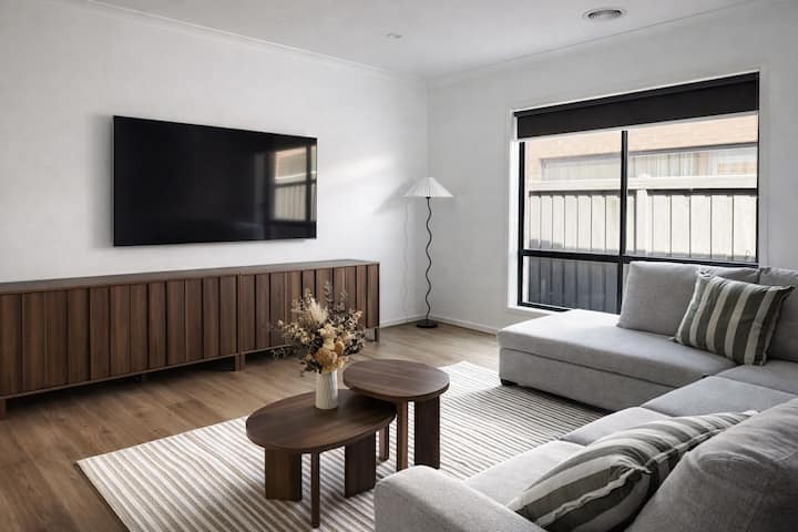 Relaxing 4 Bedroom Home | Outdoor Entertaining - Lara