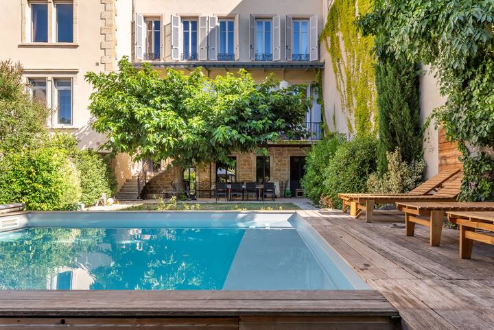 Découverte - Une Villa Avec Piscine Qui Révèle - Lyon