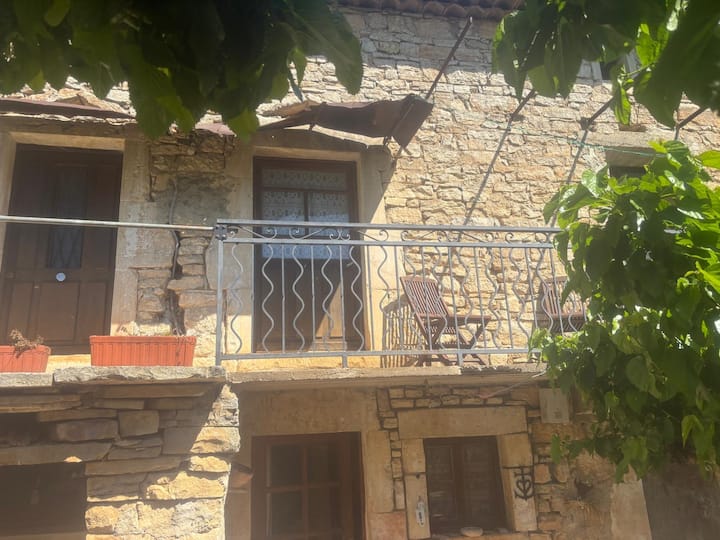 Appartement Au Premier éTage Dans Un Ancien Mas - Barjac
