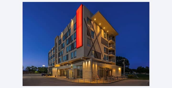 Wonders Of Wildlife Modern King W/ Breakfast & Gym - Strafford, MO