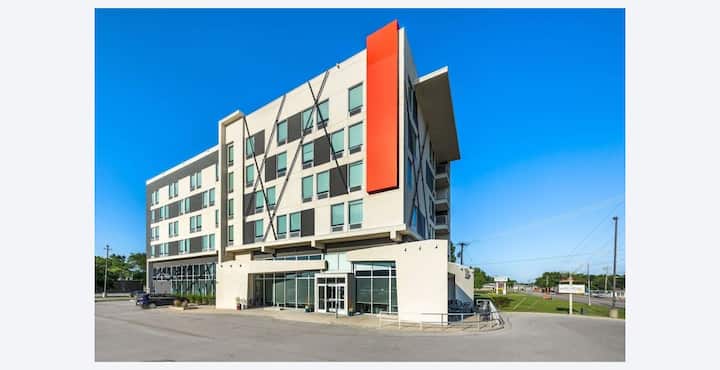 Wonders Of Wildlife Modern Queen W/ Breakfast, Gym - Strafford, MO