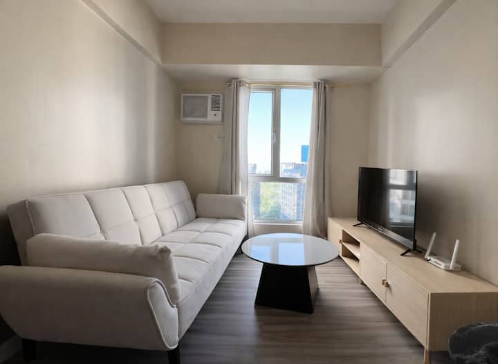 Minimalist 1br | Fast Wifi + Pool | City Living - Lahug