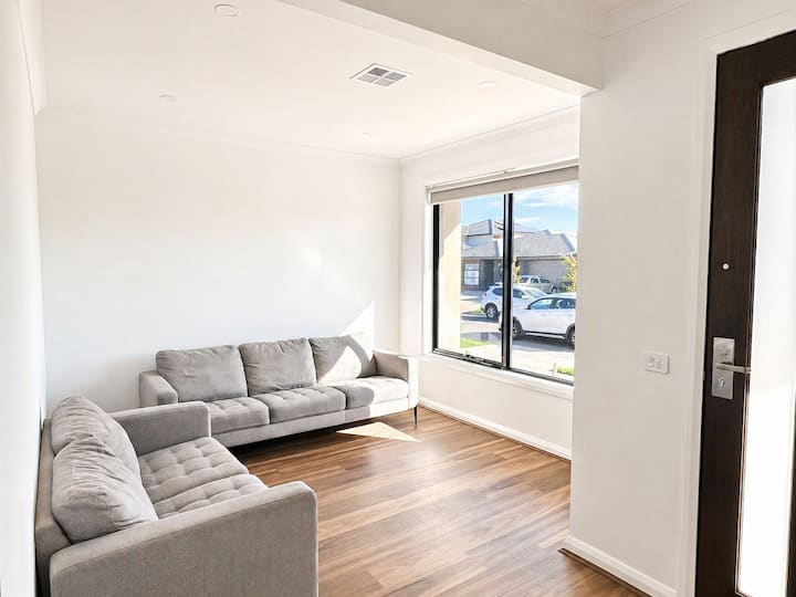 Modern 4br Home | 3 Master Ensuites | Family Stays - Caroline Springs