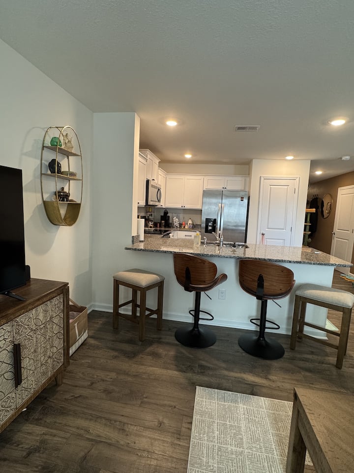 Retro 3br Townhouse Across From Bristol Speedway - Bristol, TN