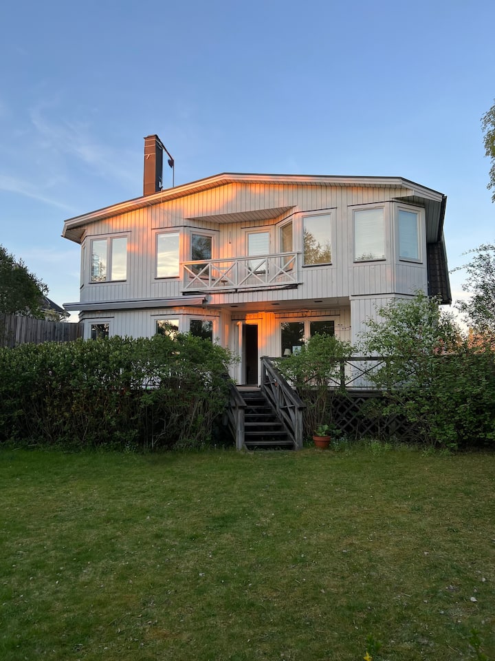 Rymligt Familjehem Med Stor Trädgård Nära City - Stockholm