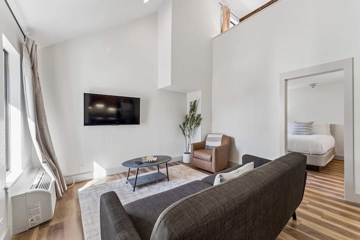 2 Bed 2 Bath Apartment | Sleeps 7 | Central Omaha - Omaha, NE