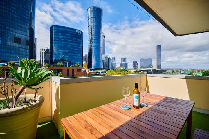 Breathtaking Views | Pool, Gym, Tennis + Parking - Perth