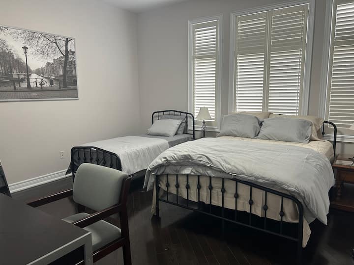 Home In Bradford - Bradford, ON, Canada