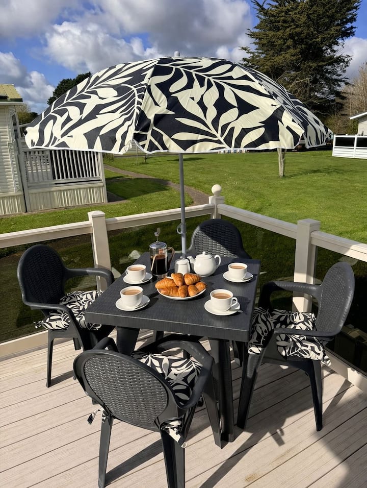 Fun Family & Dog Retreat: 2-bed Coastal Escape - Christchurch, UK