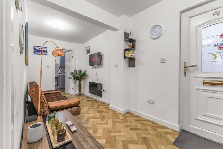 2bed Apartment In Whitefield Manchester | Sleeps 4 - Bury