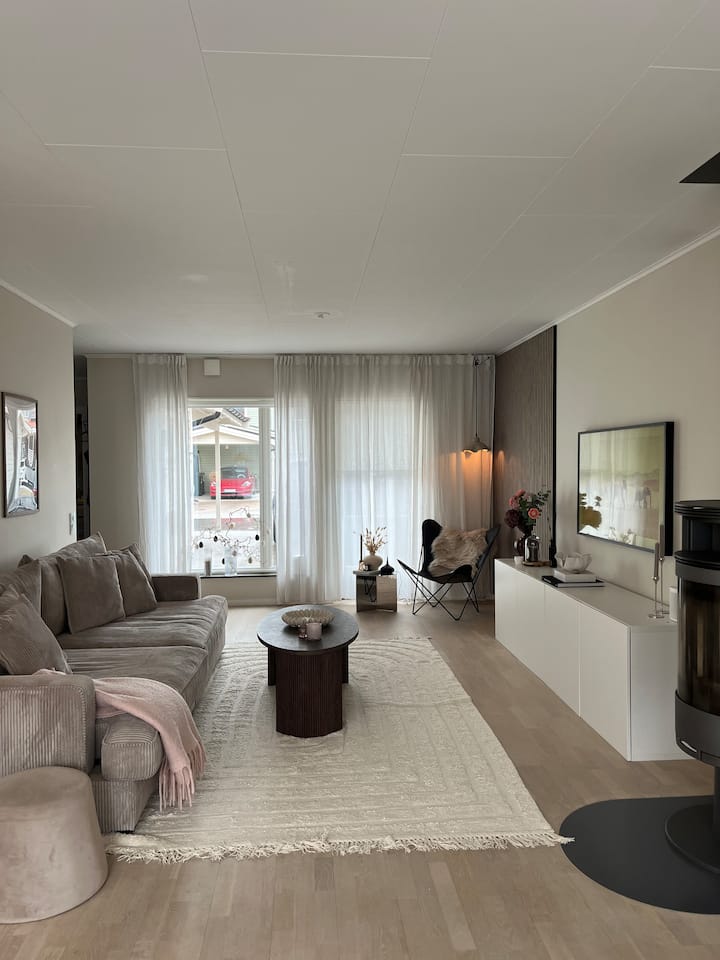 Rymligt Radhus För Hela Familjen - Huddinge