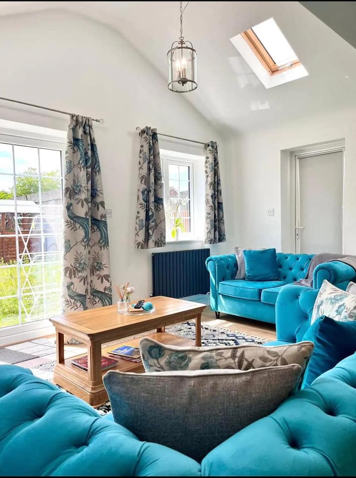 Tranquil Turquoise - 3 Bed House - Bracknell