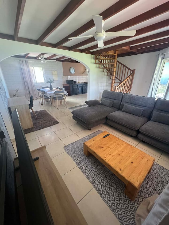 Apparemment Face à La Mer Et Montagne - Saint-Pierre