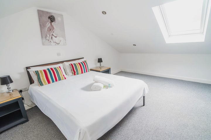 Welcome To The Garage: Your Coastal City Hideaway - Swansea, UK