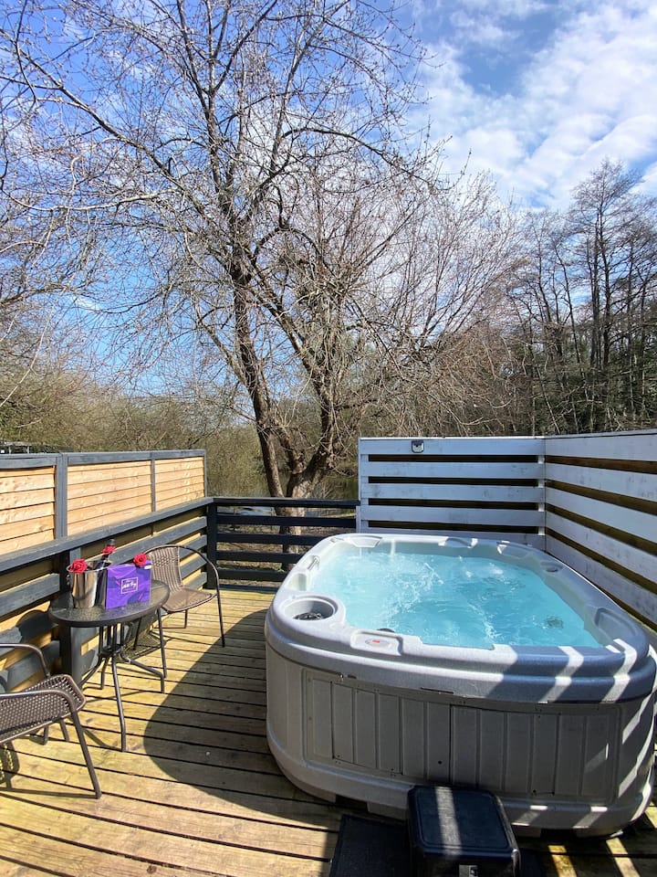 Magpie 3 Lodge - With Private Hot Tub - Warminster