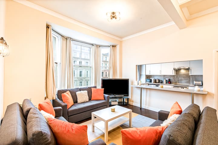Lift | 1 Min To Tube | High
Ceilings | Sleeps 12 - Chelsea