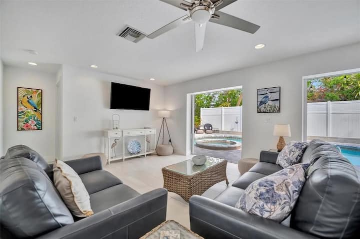 Pineapple Palms | Pool+hot Tub | 5 Min To Beach - Siesta Key, FL