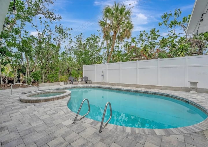 Pineapple Palms | Pool+hot Tub | 5 Min To Beach - Siesta Key, FL