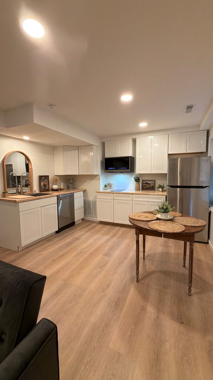 Spacious Townhome W/ Private Suite + 2 Kitchens - Lynchburg, VA