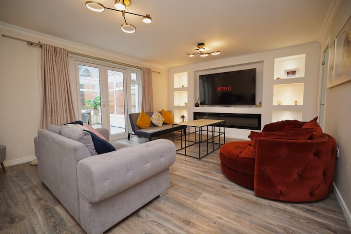Skelhorn Villa - A/c | Rugby |Near M6, Dhl, Amazon - Rugby