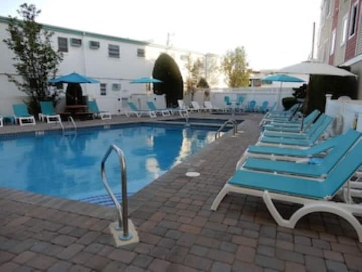 Pool, Hot Tub, Grills, Patio, Balcony, Elevator! - Wildwood, NJ