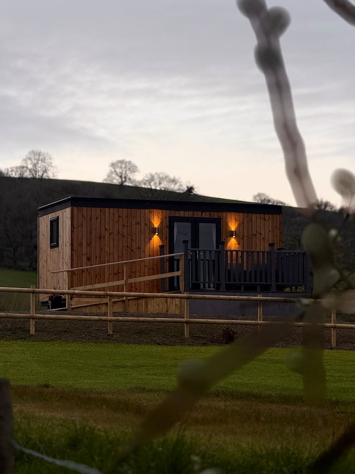 Rustic Shepherd’s Hut Hideaway Near Llandeilo - Llandeilo