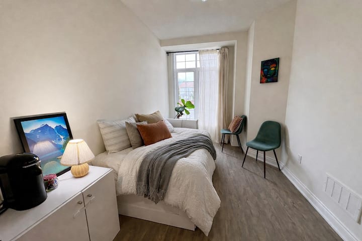 One Bedroom With Personal Bath, Short-term Rental. - Ajax