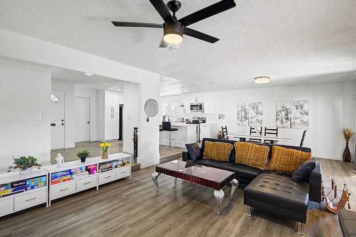 Vegas Oasis: Mins To Strip + Private Backyard - Las Vegas