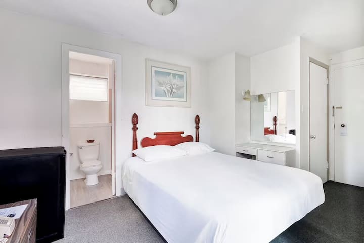 Pet-friendly Queen Unit | Outdoor Pool - Honolulu, HI