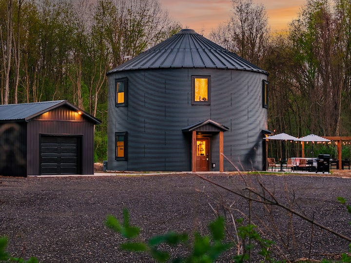 Private Silo Retreat • Pickleball, Sauna, Hot Tub - Saugatuck, MI