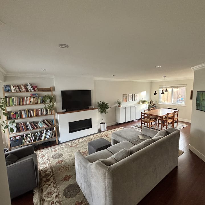 Kid Friendly Surrey House With Backyard - Surrey