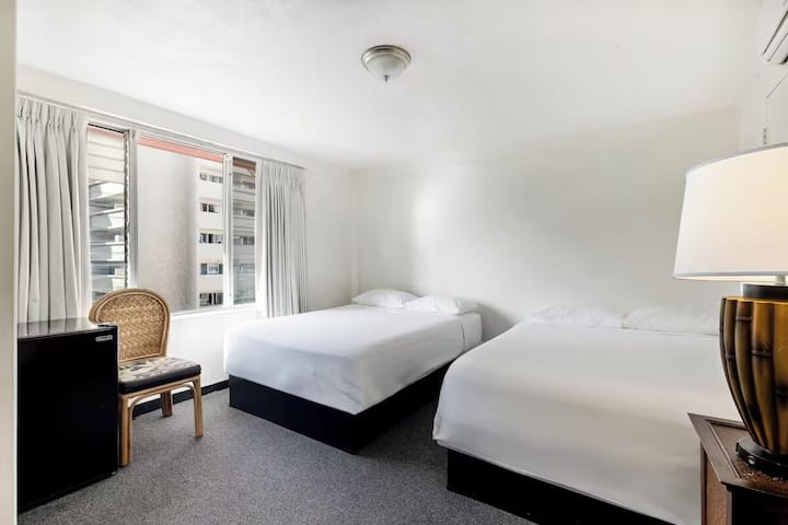 Light Coastal Unit | 0.6 Mi To Beach Walk - Honolulu, HI