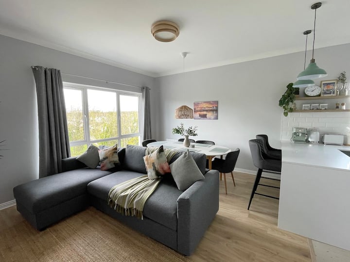 Stylish City Retreat 3 - Super King Bed - Galway