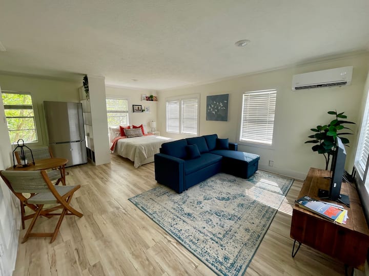 Cozy Open Studio With Stunning Natural Light - Acres Homes - Houston