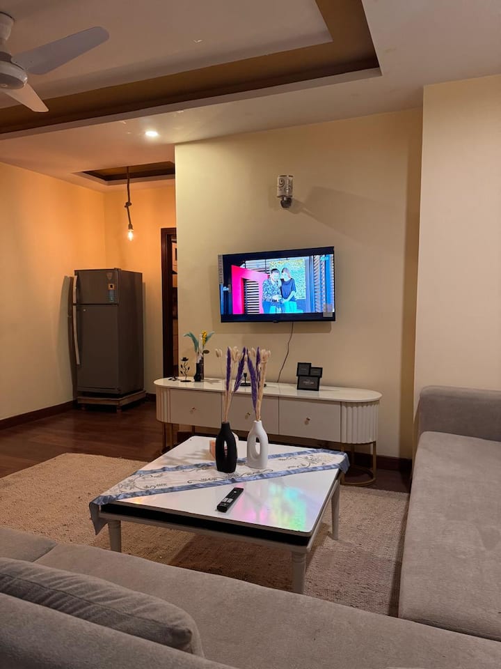 Designer 2bhk | Netflix | Balcony | Fast-wifi - Islamabad