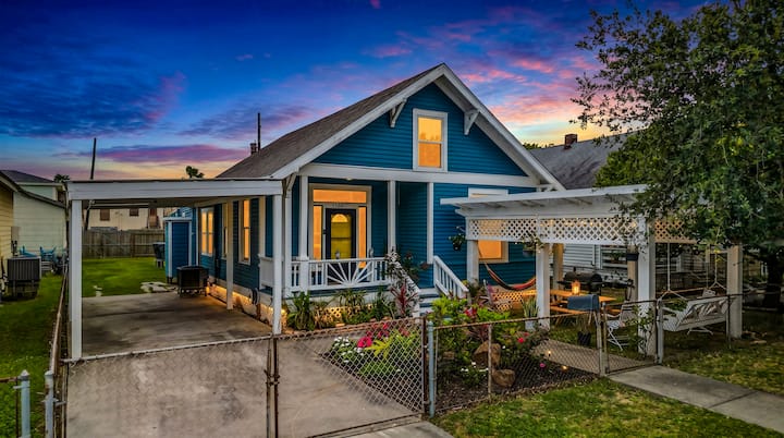 Breeza Blue Beach House - Galveston, TX