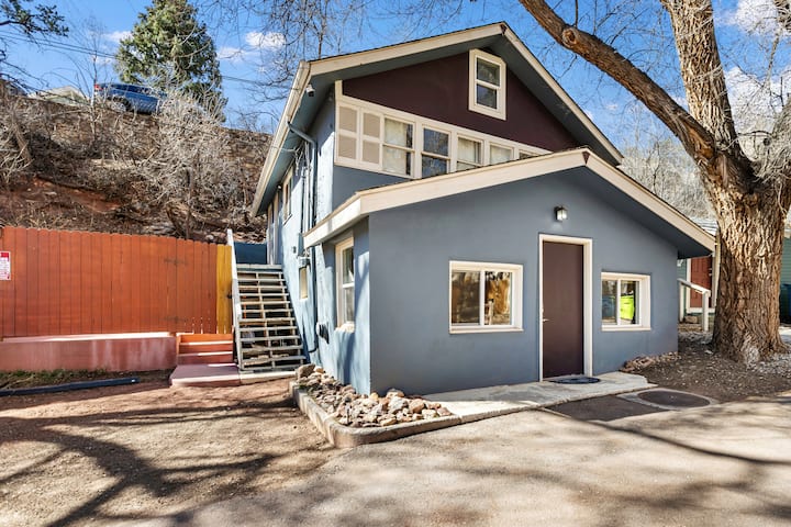 Dwtn 3br Dual Suite: Hot Tub + Parking + Dogs Ok - Manitou Springs, CO