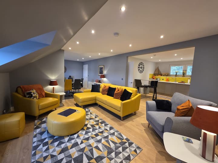 Spacious Apartment Overlooking Tobermory Bay - Ardnamurchan